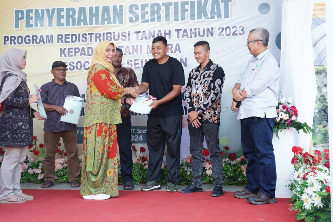 pj_bupati_nagan_raya_serahkan_sertifikat_redistribusi_tanah_kepada_petani_mitra_pt_socfindo_11.jpeg